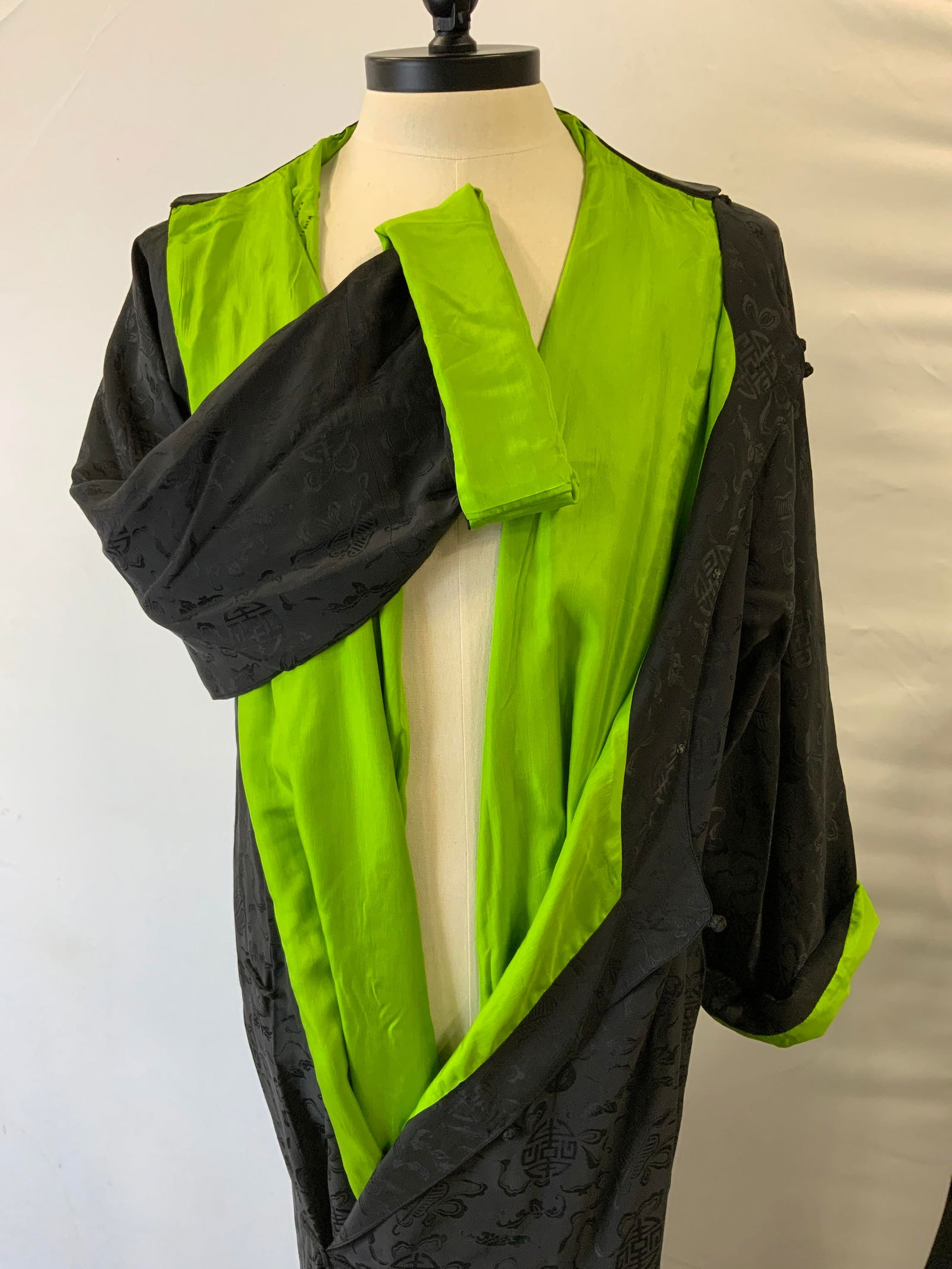 Shanghai Tang Chinese All Silk Asian Robe Auction