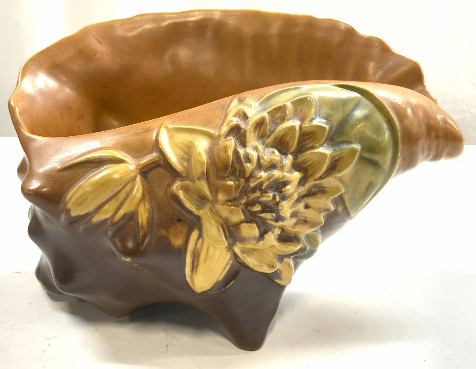 Roseville Usa Ceramic Conch Shell Vase Vessel Auction