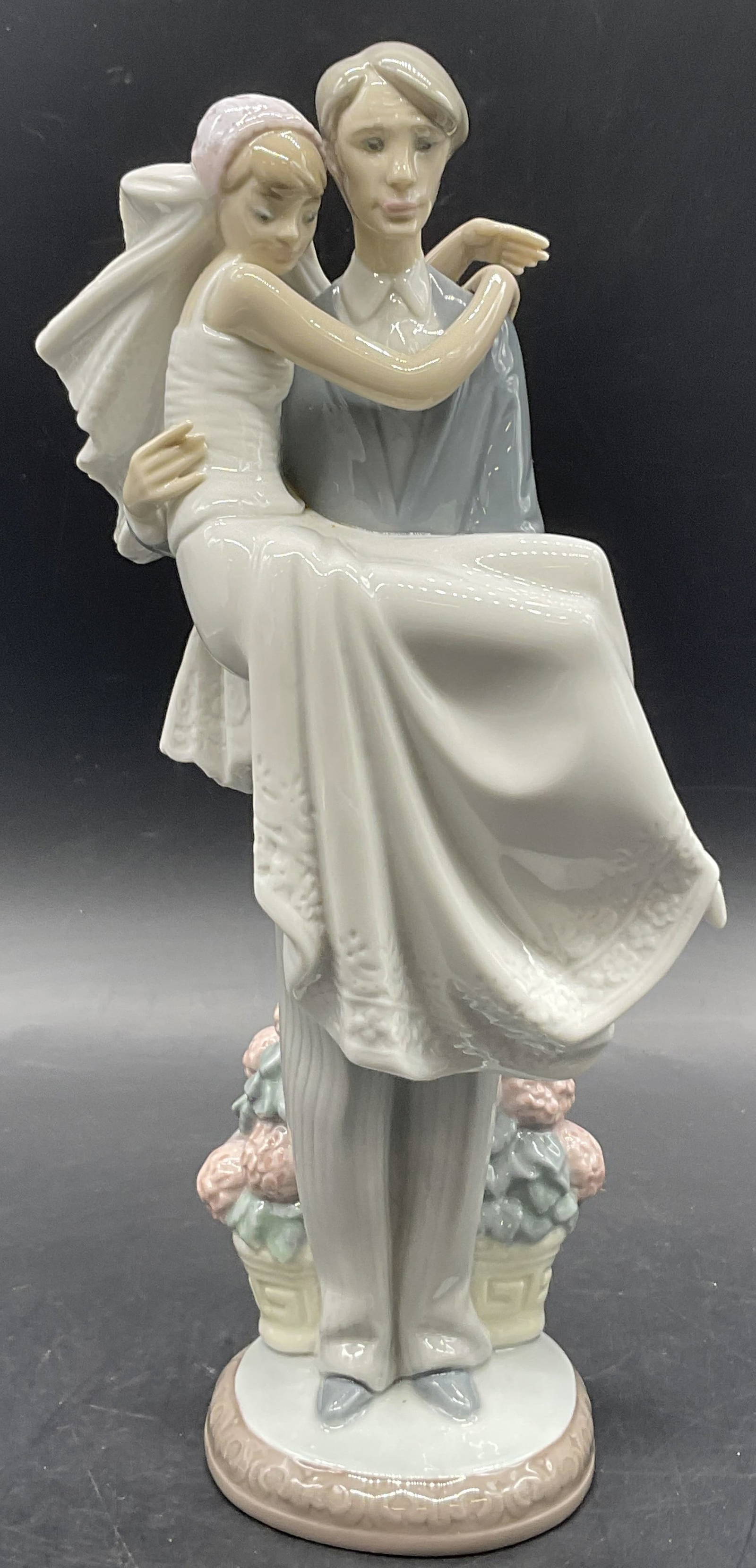 1985 Lladro Over The Threshold Porcelain Figural Auction