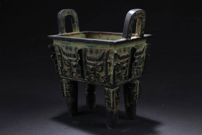 A Light Green Quad Standing Bronze Vessel Display