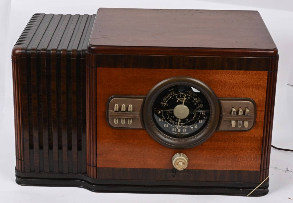 Zenith Wavemagnet Table Top Radio Auction