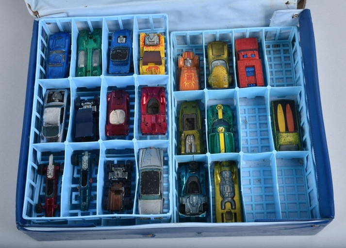 Matchbox Case With 20 Redline Hot Wheels