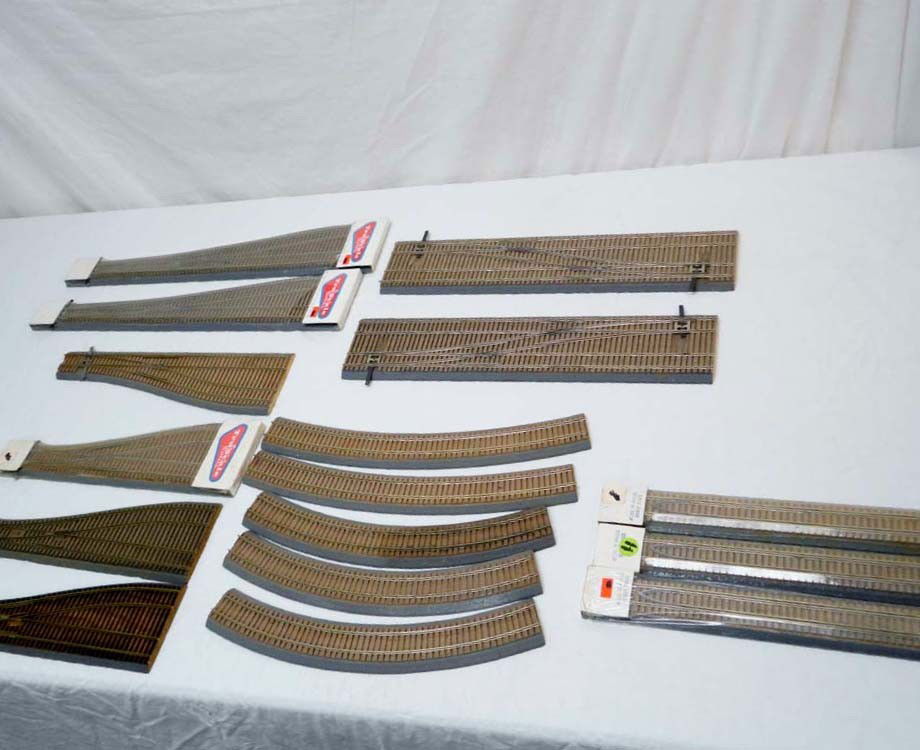 173: ABT: Tru-Scale Model HO Scale: 16 Pieces of Track