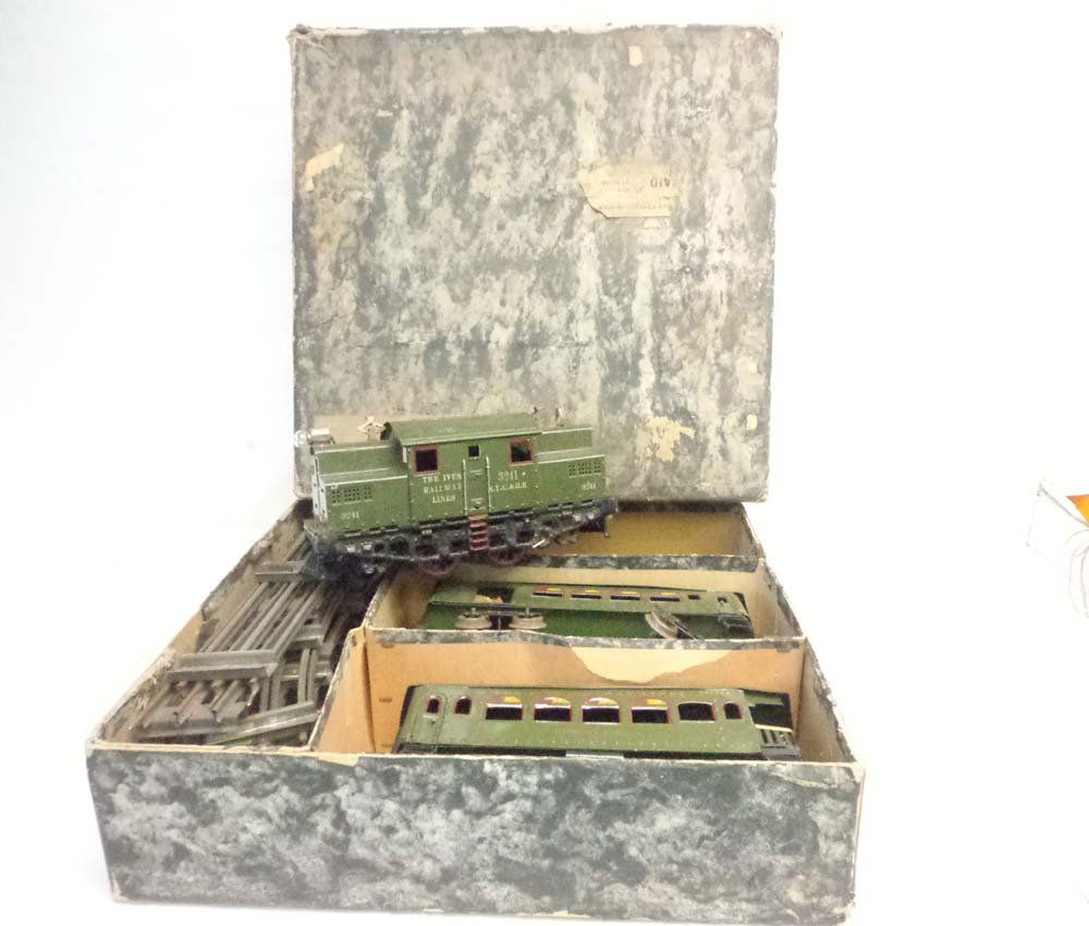 ABT: Ives #700 Wide Gauge Olive Green Passenger Set/OB