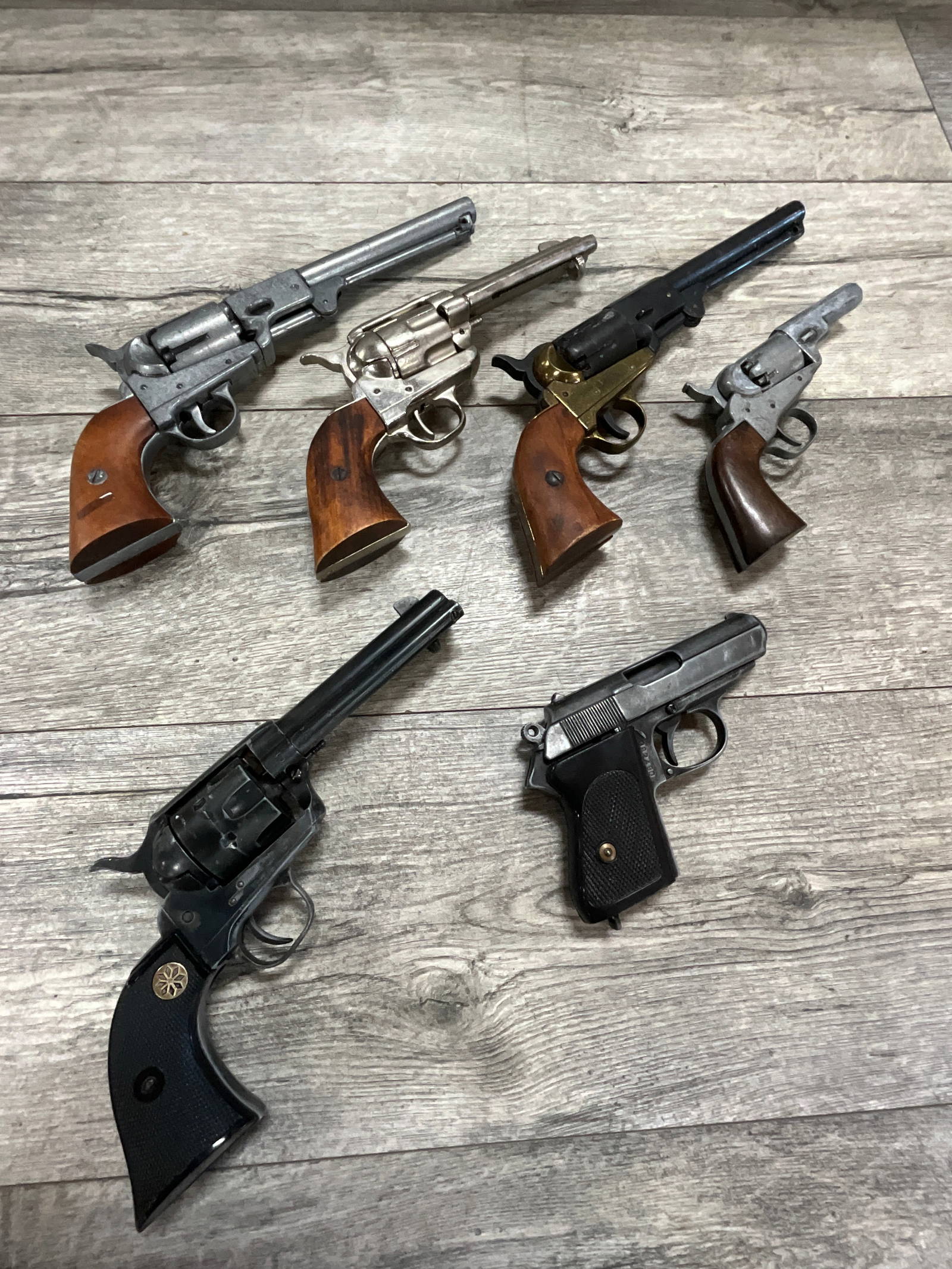 Lot Of 6 Prop Guns Auction