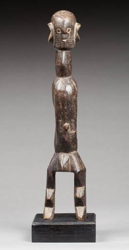 Hominoid Statue Presenting An Harmless Character