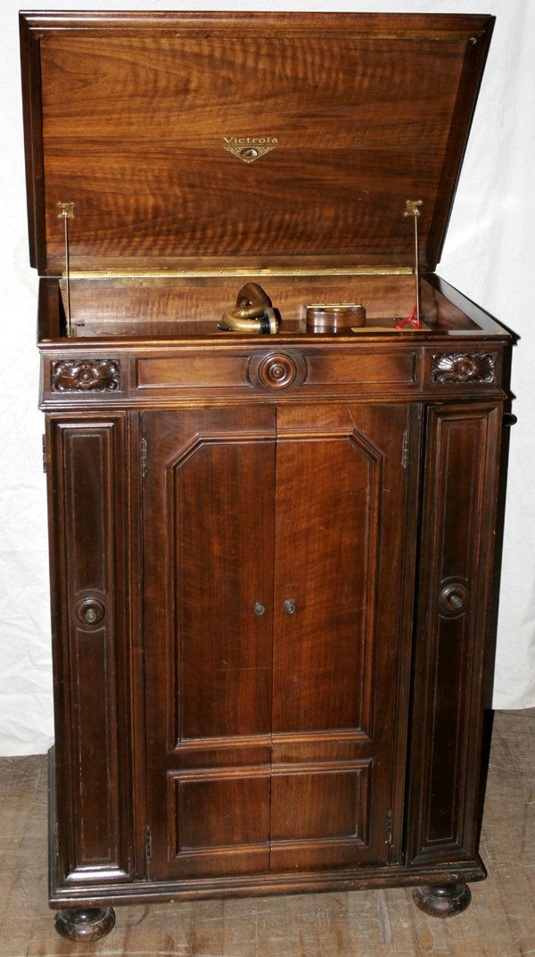 VICTOR-VICTROLA 'CREDENZA' MAHOGANY VICTROLA - Dec 09, 2006 | DuMouchelles in MI