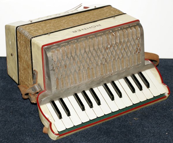 021503: HOHNER. REGINA STYLE SMALL ACCORDION, C.1930