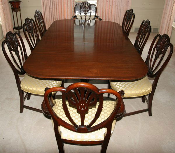 041044: BEACON HILL MAHOGANY DINING TABLE & CHAIRS
