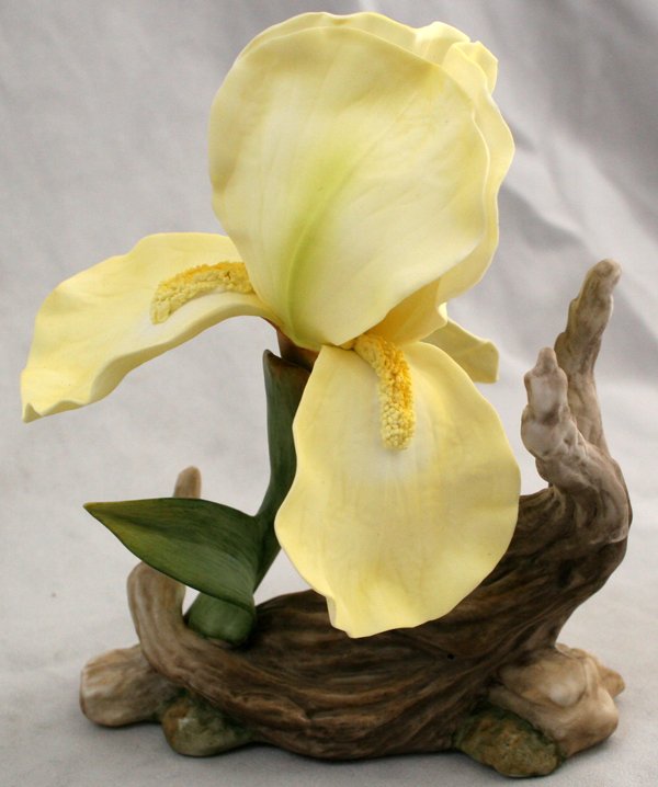 050275: BOEHM PORCELAIN FLOWER 'IRIS' H 6 1/4" L 5"