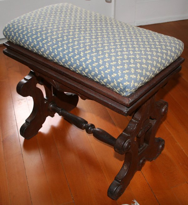 032488: VICTORIAN EASTLAKE WALNUT PIANO BENCH, H 17"