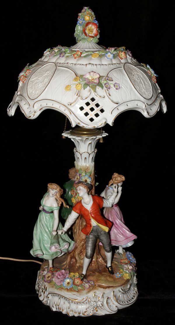 041036: DRESDEN PORCELAIN TABLE LAMP W/LITHOPANE SHADE