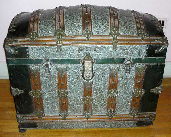 ANTIQUE HUMPBACK TRUNK, 19TH C., H 25", L 32",