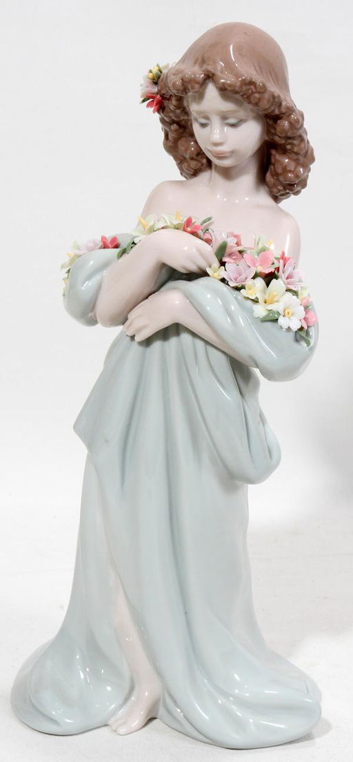 111412: LLADRO FIGURE " PETALS OF LOVE " #6346 - Nov 13, 2010 | DuMouchelles in MI
