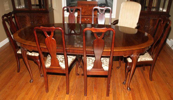 Henredon Queen Anne Style Mahogany Dining Table