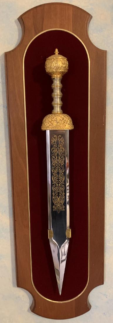 REPLICA ROMAN GLADIUS SWORD - Includes a wooden wall