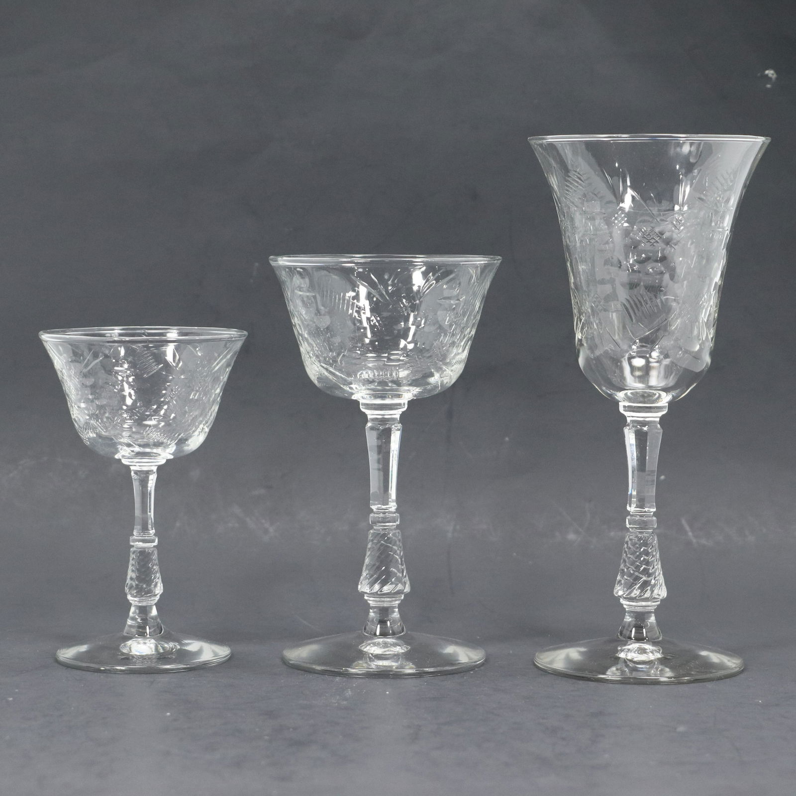 [17] Seventeen Fine Crystal Glass Stemware In 3 Graduated Sizes