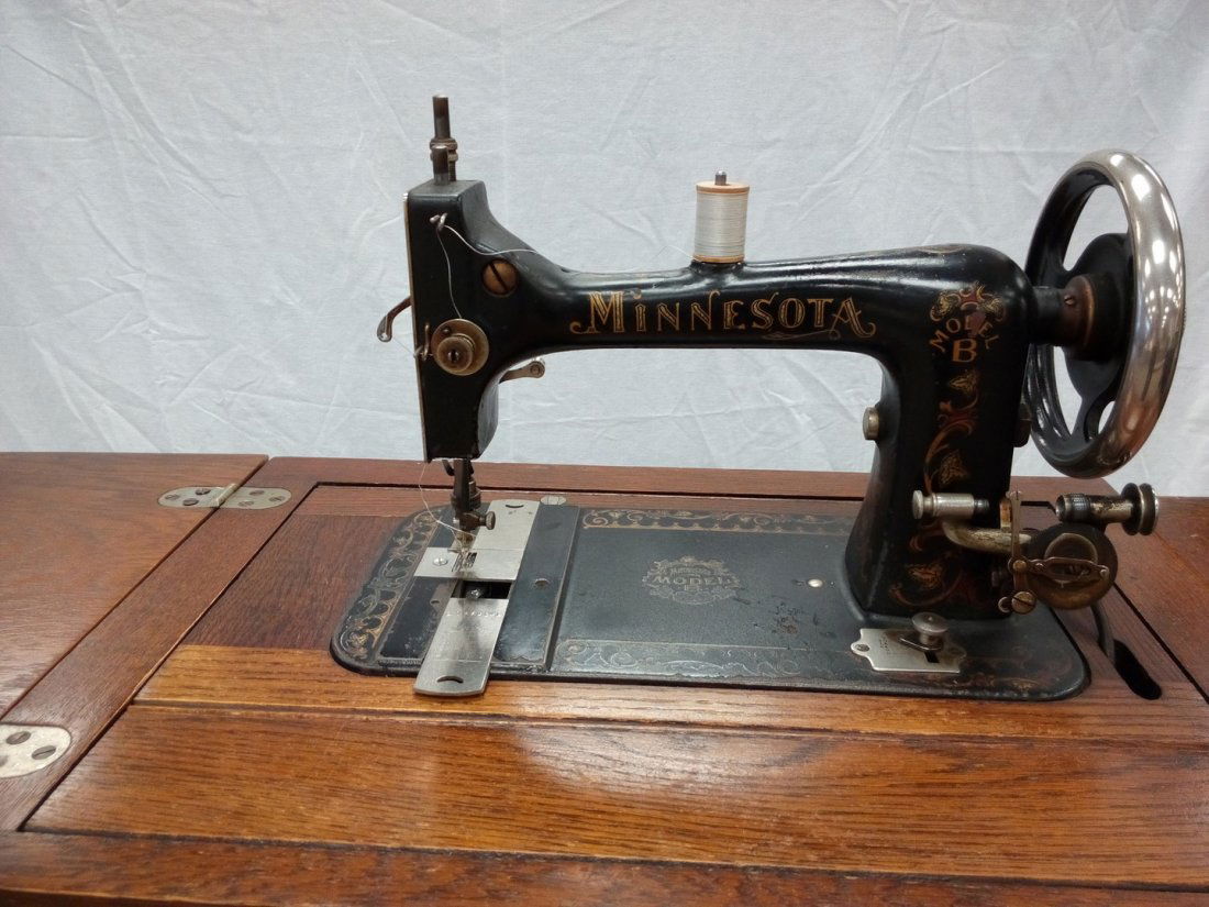 Vintage Minnesota Sewing Machine - May 01, 2016 | St Clair Auctions in FL