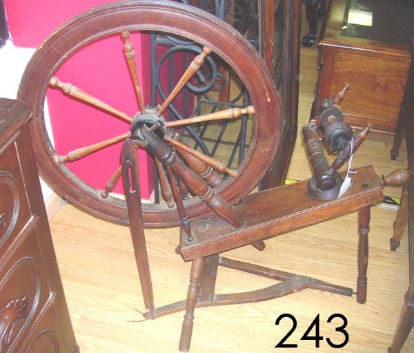 50243: ANTIQUE SPINNING WHEEL POSSIBLY AS EARLY AS 1700