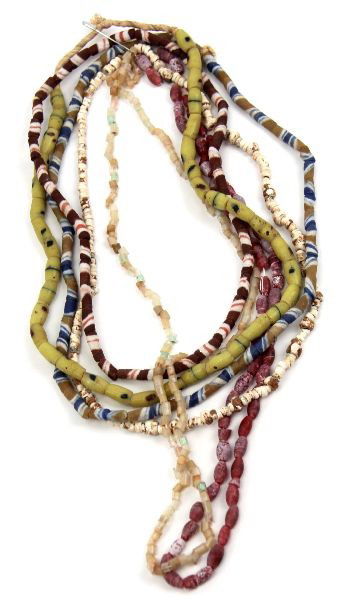 COLLECTION OF NATIVE AMERICAN INDIAN TRADE BEADS