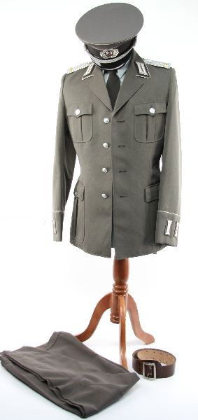 EAST GERMAN ARMY OFFICERS EARLY PARADE UNIFORM