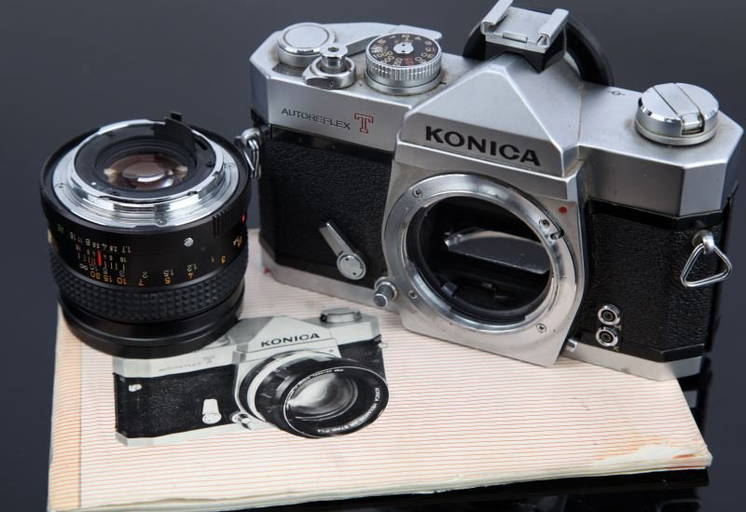 Vintage Konica 't' Autoreflex 35mm Camera W/ Lens