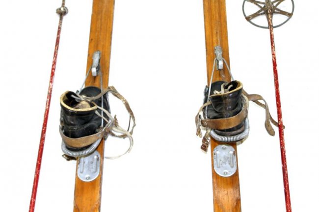 WWII NORTHLAND US MILITARY SKIS WITH POLES & SHOES : Lot 2064