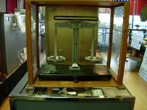 10016: VINTAGE GRIFFIN AND GEORGE SCALES IN CUSTOM CASE