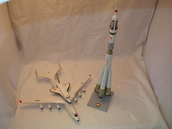 22: RUSSIA CCCP USSR MODEL ROCKET & SPACE SHUTTLE CCCP