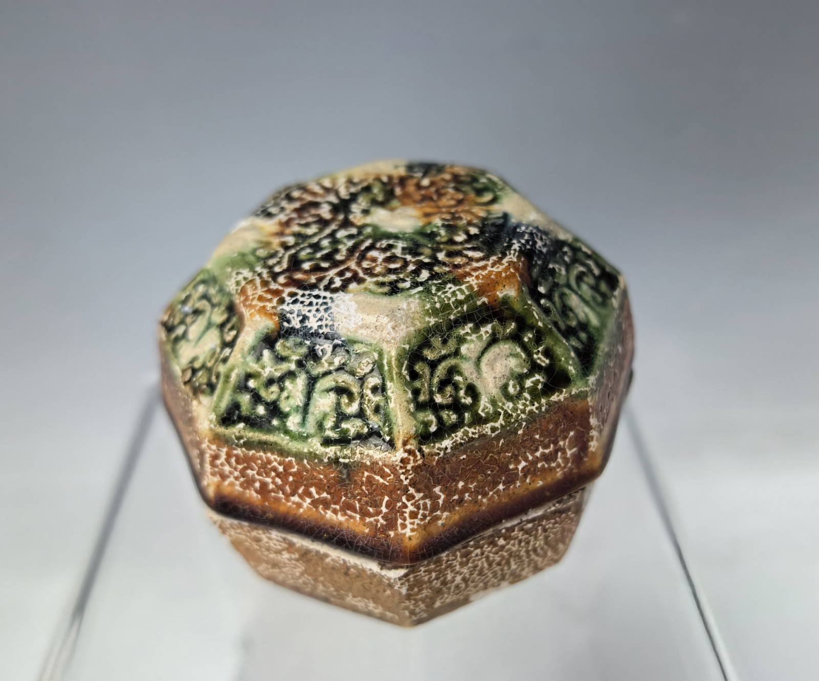 Chinese Tricolor Octagonal Ceramic Powder Box Auction
