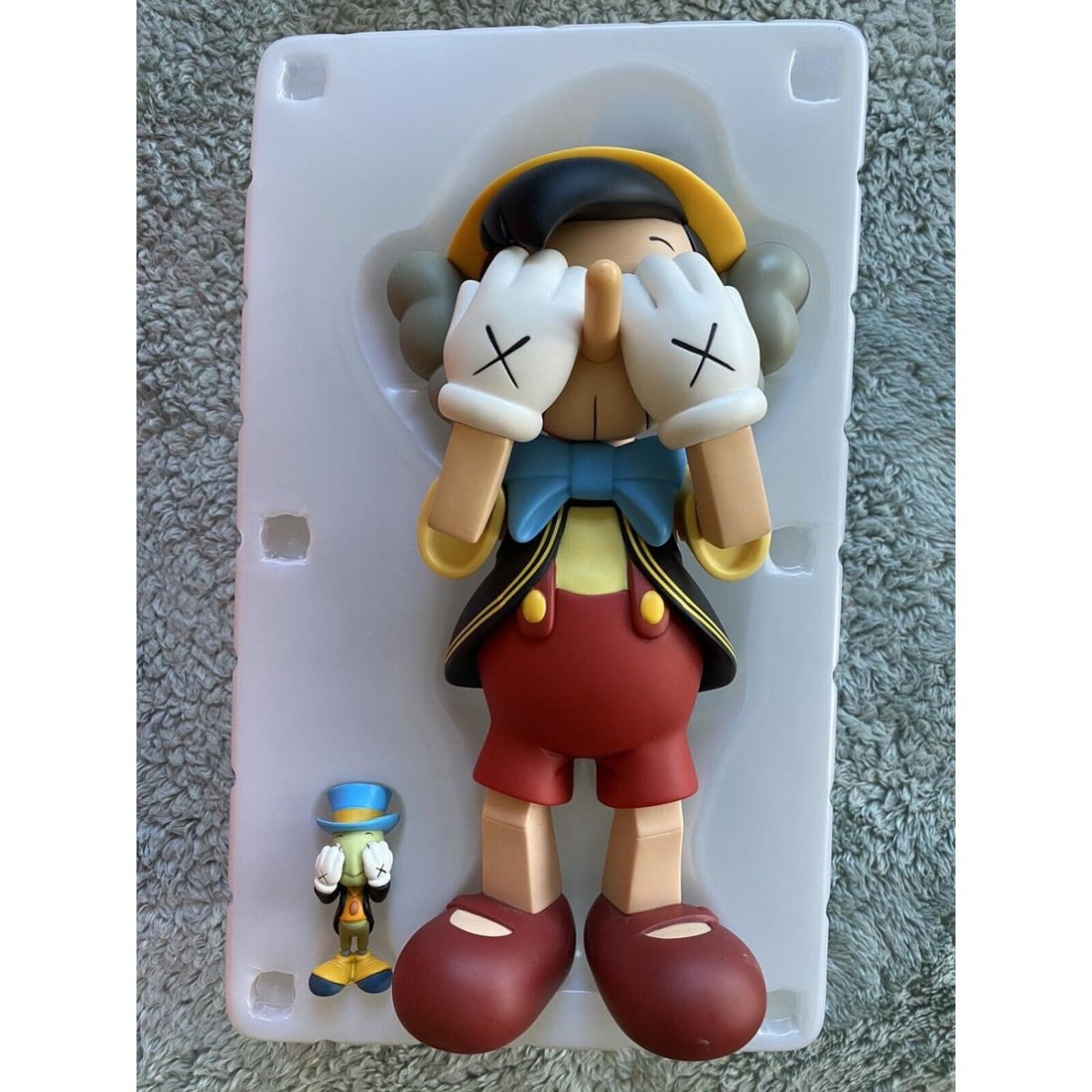 Kaws >pinocchio & Jiminy> Cricket Vinyl Figure Auction