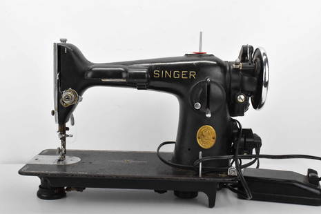 Vintage Turtleback Singer Sewing Machine Model 15 91