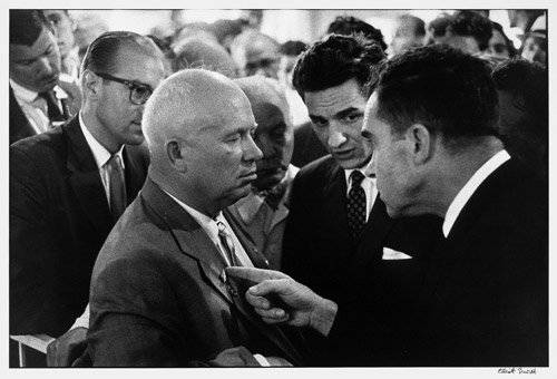 Erwitt, Elliott: Nikita Krushchev And Richard Nix