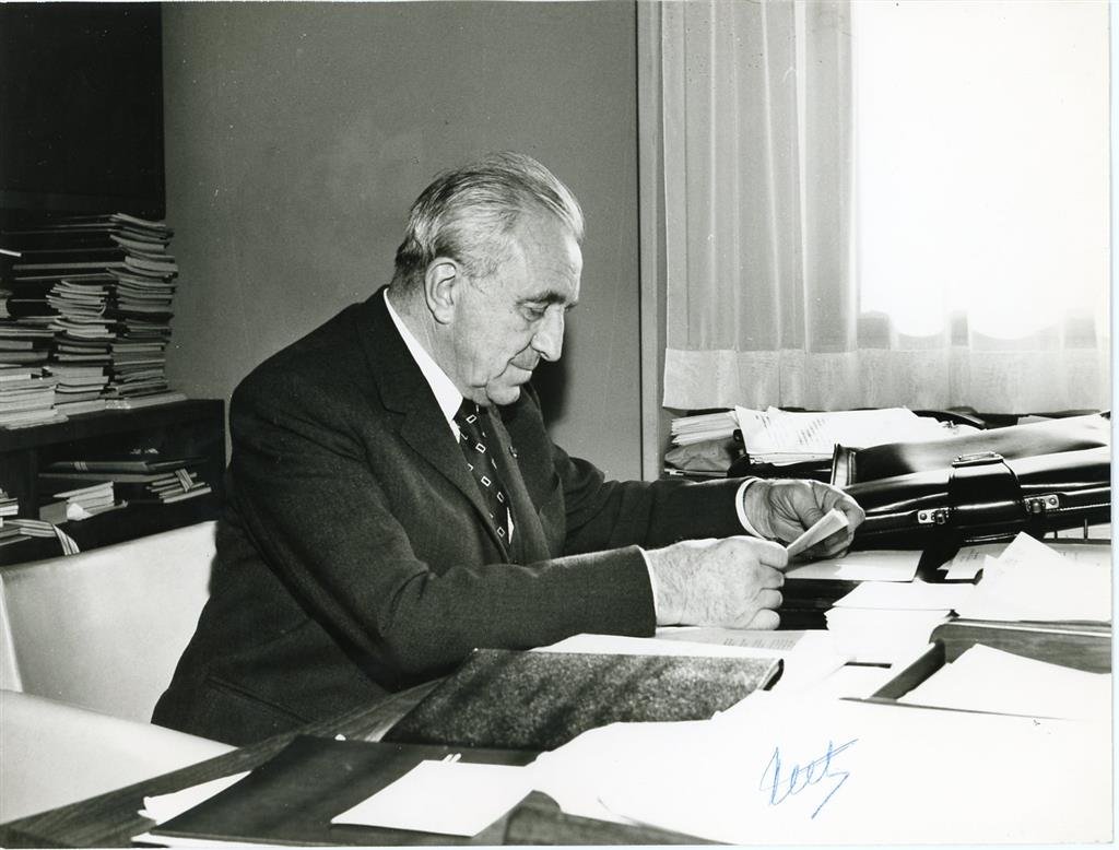Louis Neel Vintage Signed Photograph (nobel Prize 1970)
