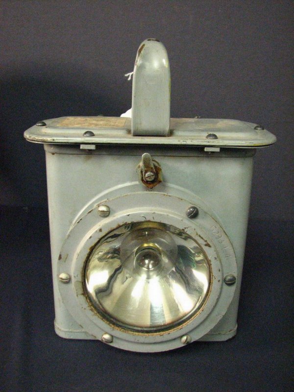 1055: U.S. WWII NAVY SIGNAL LAMP TYPE J-15