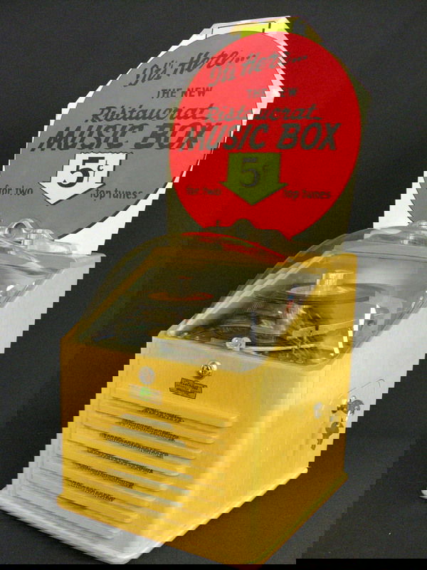 RISTAUCRAT 45 RPM COUNTER TOP JUKE BOX NIB - Oct 29, 2005 | Livingston ...