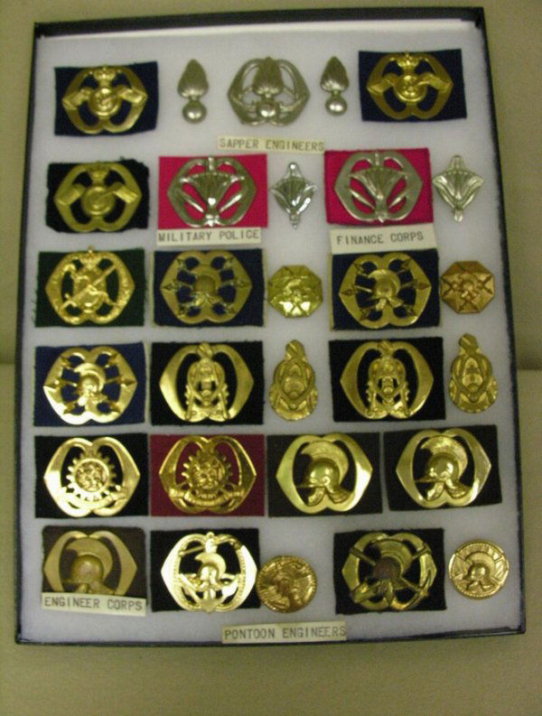 53: DUTCH ARMY BERET BADGES