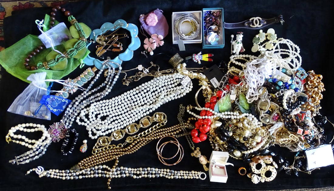 15 Lbs.+ Of Assorted And Unsorted Quality Vintage Costume Jewelry Auction