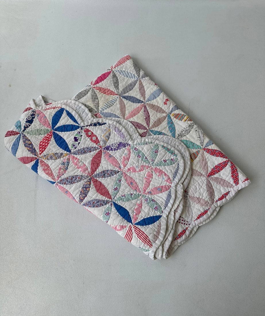 Vintage Quilt With Joseph's Coat Pattern And Scalloped Edge Auction