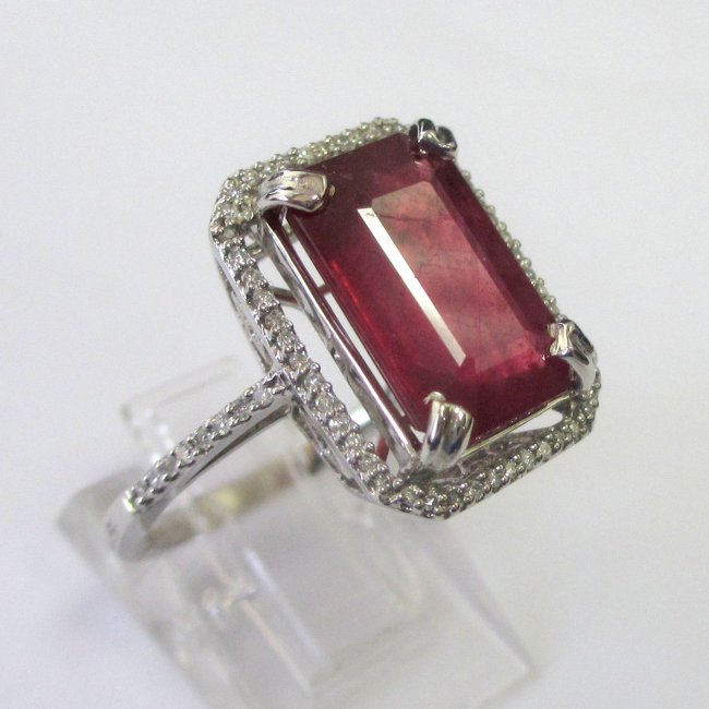 14K W/G Diamond/RUBY RING This 14K white gold elegant : Lot 31