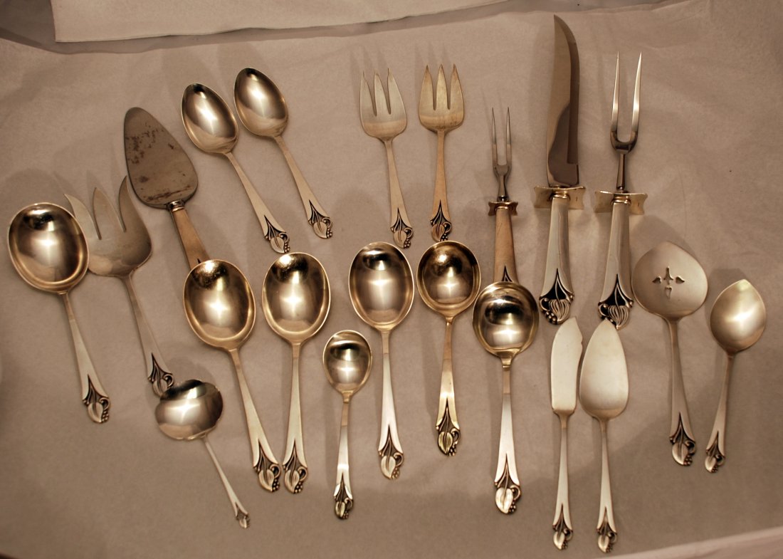 153 Piece Frank Smith Woodlily Pattern - Service for 16