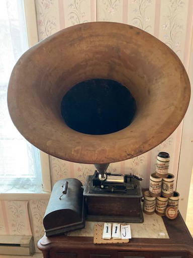 Thomas Edison Cylinder Record Player with Horn (#0011J) on Apr 16, 2023 ...