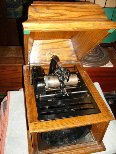 Edison Model 30 Cylinder Oak Record Player With 10
