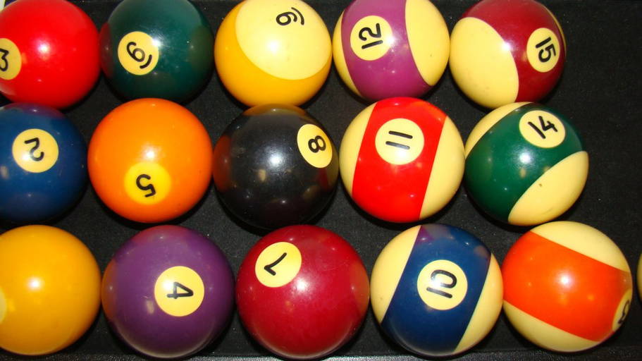 16 Bakelite Billard Balls