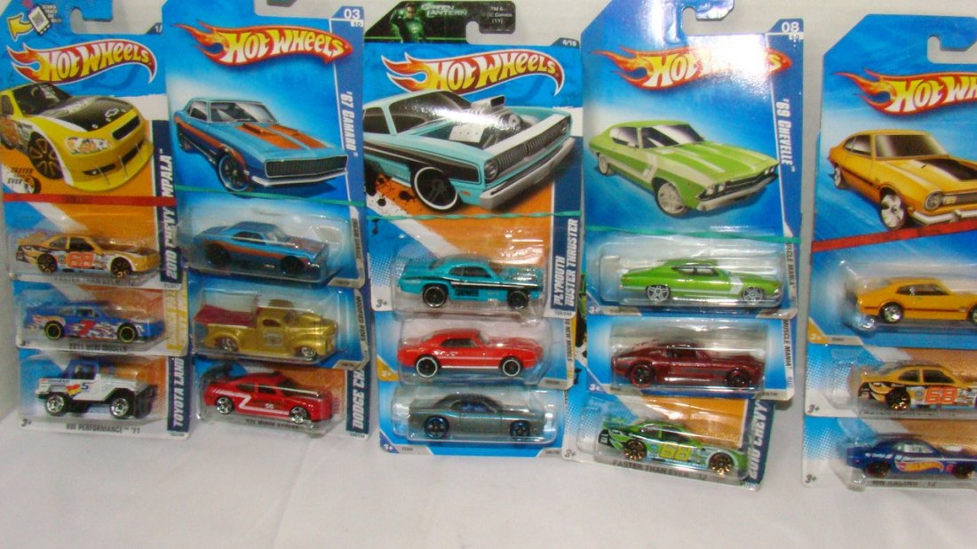 18 Hot Wheels New In Package