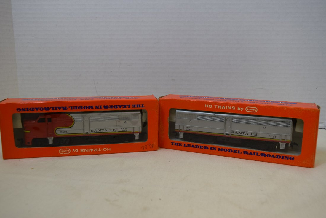 Lionel Ho Scale Santa Fe Locomotive & Santa Fe Dum