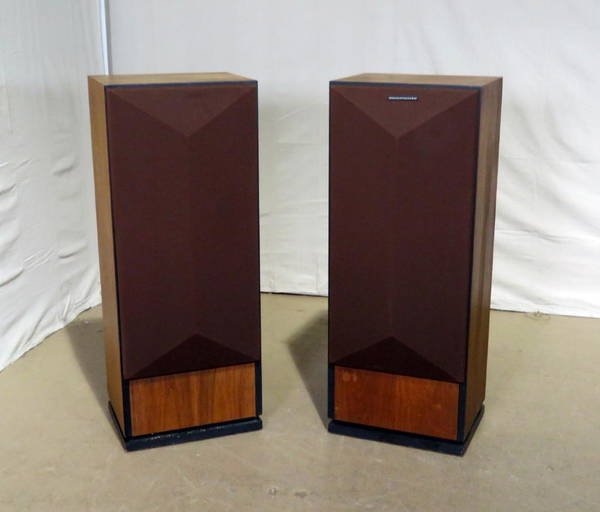 Pair Marantz Speakers