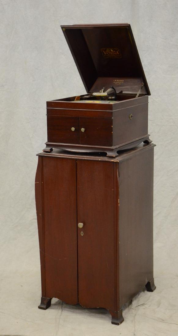 Victor VV-IX table top victrola and base cabinet