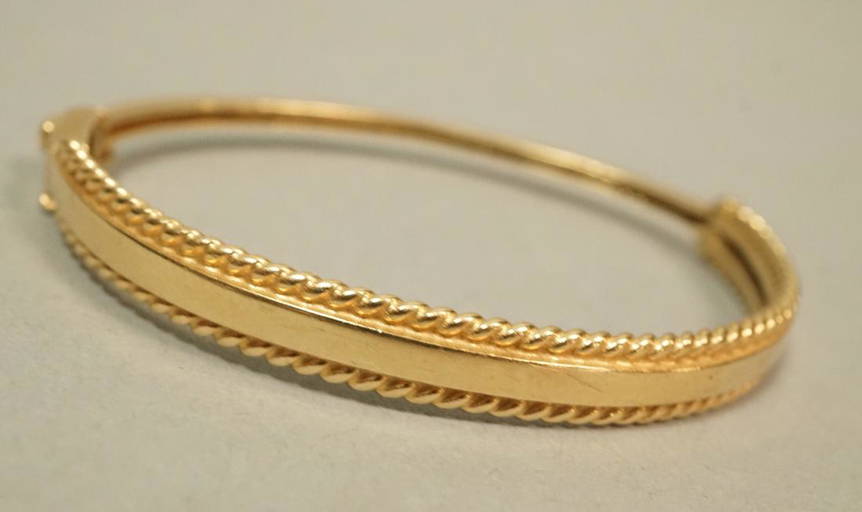 14k Gold Bangle Bracelet W Rope Edge Design.