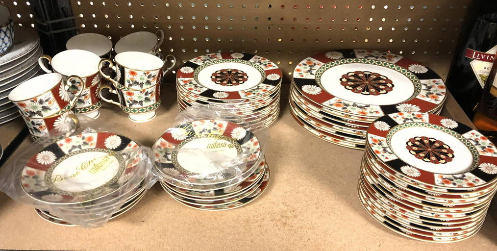 52 Pcs Mikasa Shogun Pattern China Dinnerware Set.